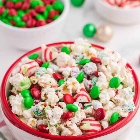 Christmas Popcorn Recipe {Crunchy & Sweet} - Simply Stacie